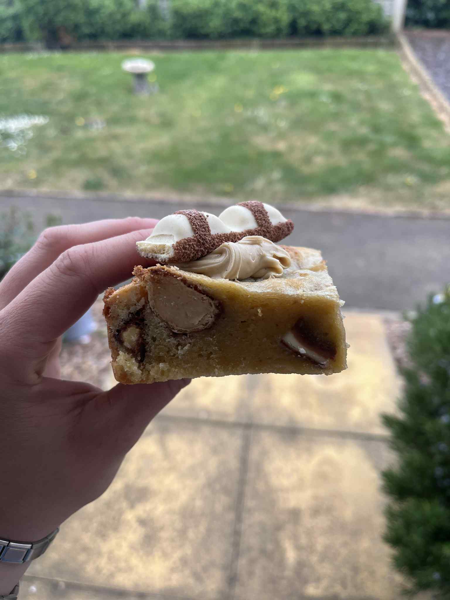 Kinder Bueno Blondie | Rosie's Sweet Eats
